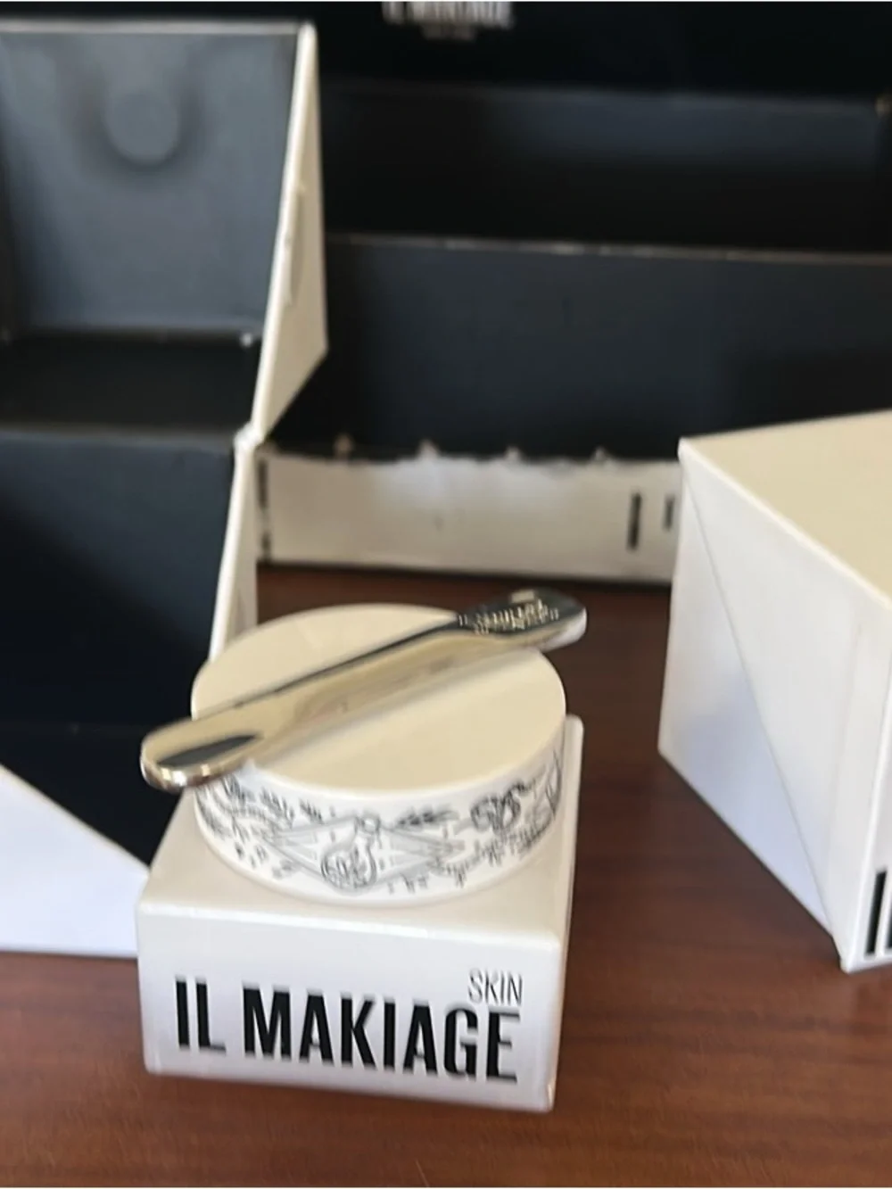 IL MAKIAGE | Makeup | Il Makiage Skin Concealer Jar In White With ...